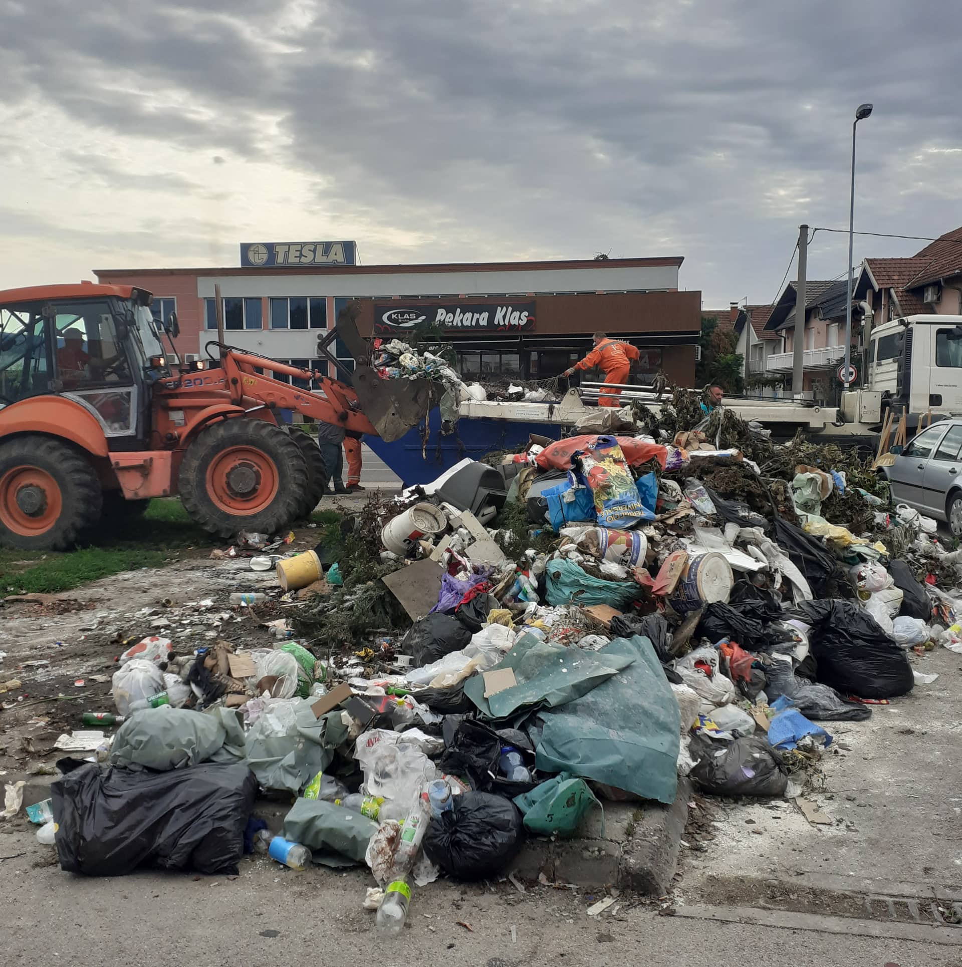 UKLANJANJE SMEĆA U ul. BRAĆE ĆUSKIĆA – JP Komunalno Brčko